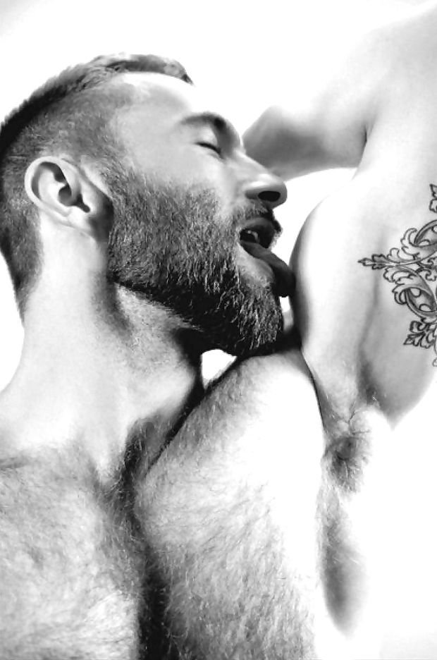 Stunning Gay Toned Body In This Incredible Picture Bignbrawny