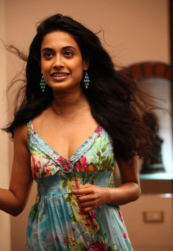 Sarah Jane Dias Hot Milky Cleavage Exposed Senorita25