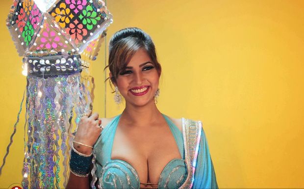 Tanisha Singh Cleavage Exposed In Diwali Senorita25