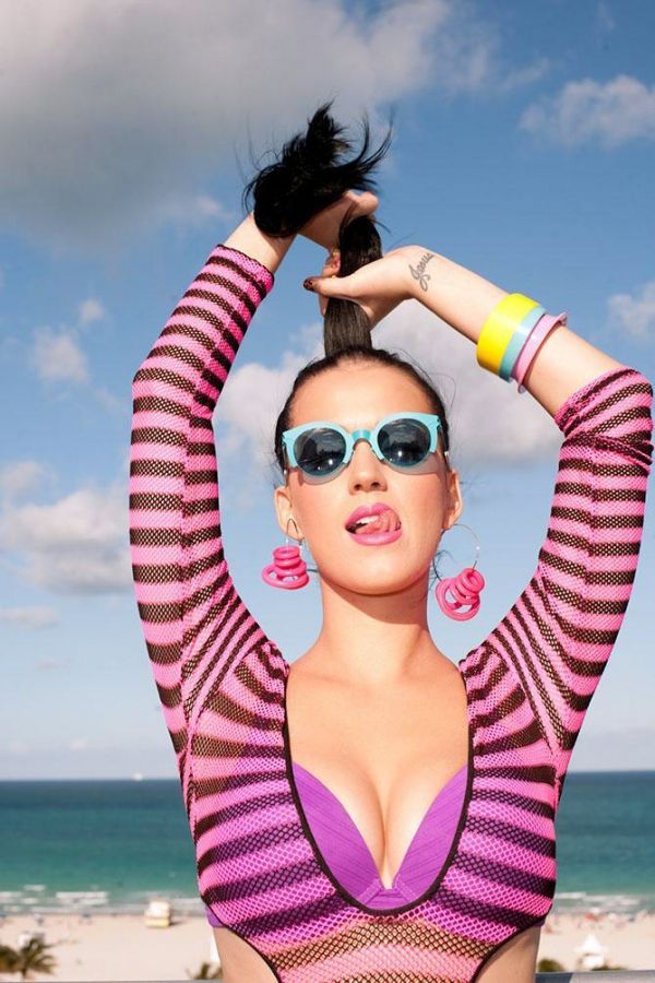 Katy Perry Showing Off Her Massive Cleavage B4nker