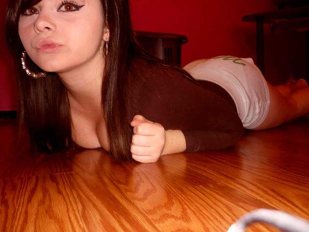Hot Emo Babe With Nice Cleavage Eurosky
