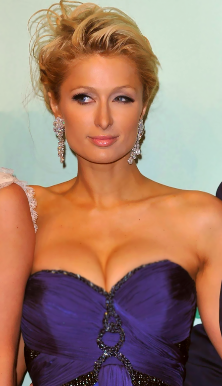 Paris And Her Sexy Cleavage Eurosky