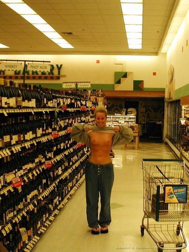 Flashing While Shopping Gthang