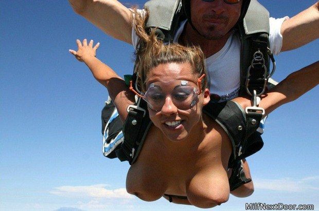 Naked Skydiving Baner