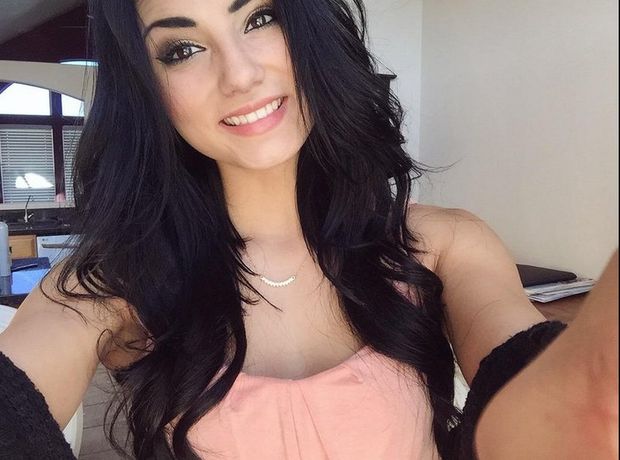 Brunette Babe Selfie Kar0