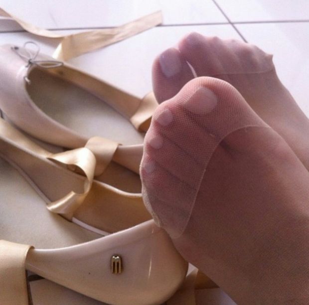 Vene Feet And Foot Pin 44789889