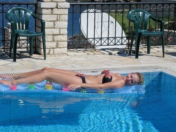 Laying On A Float In The Pool Switchbladengc