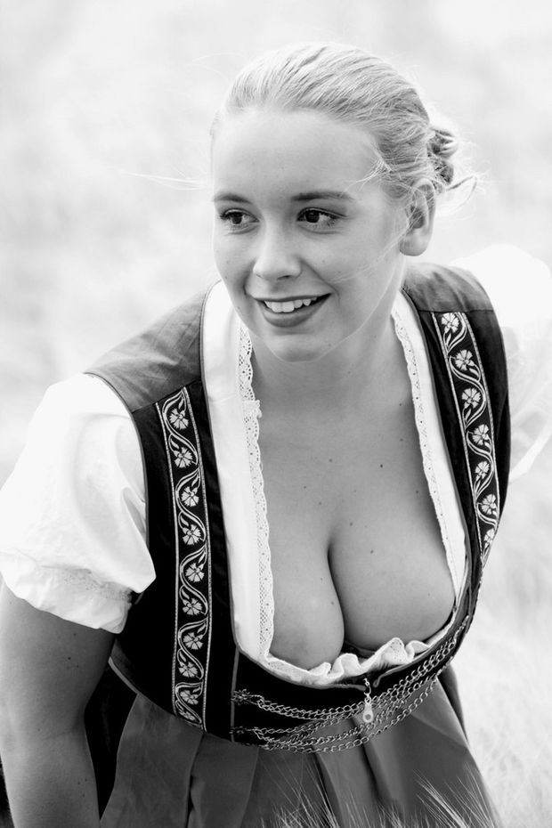 Frau Im Dirndl Iii Turnus