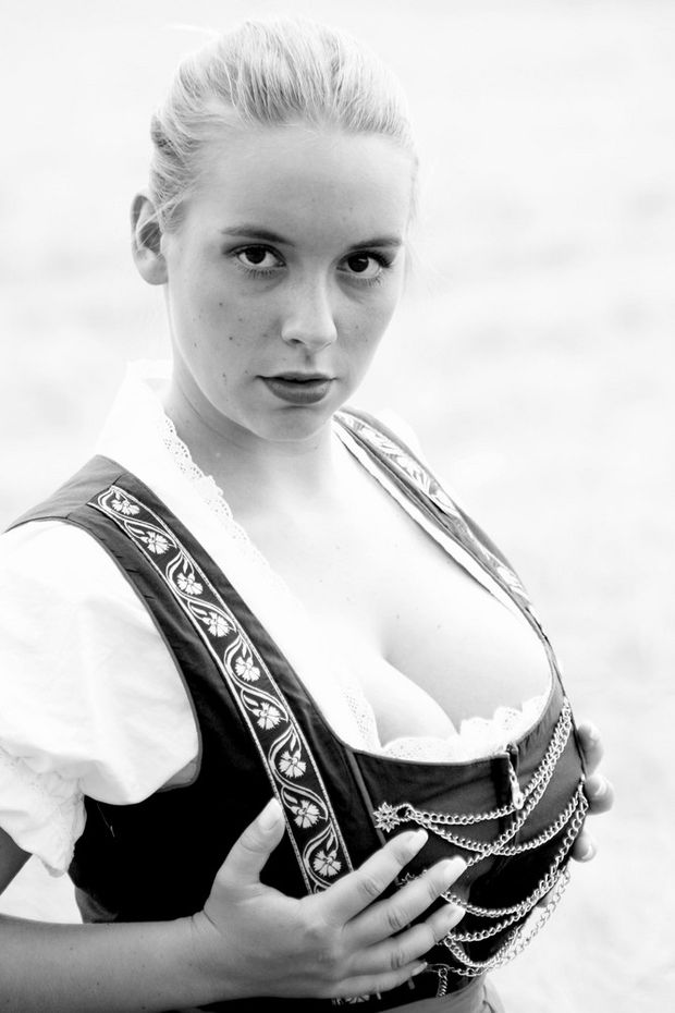 Frau Im Dirndl Ii Turnus