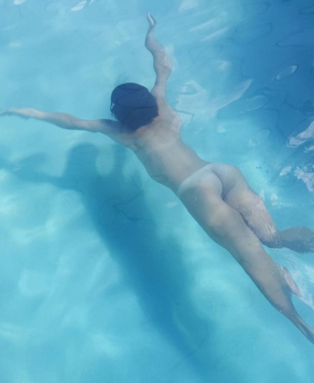 Bikini Amateur Strips In The Pool 20 Zout
