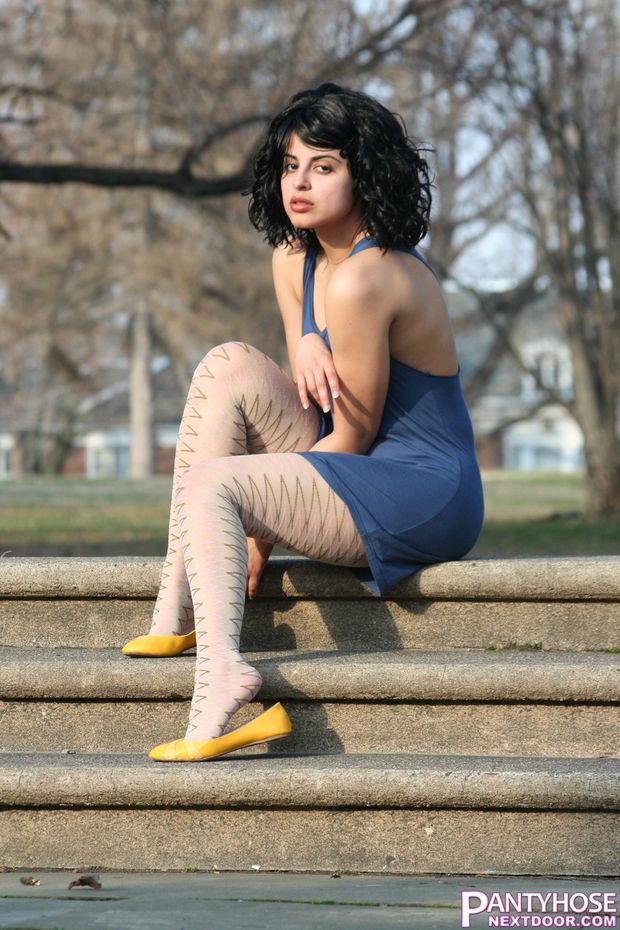 Gorgeous Babe In Yellow Flats Grunki