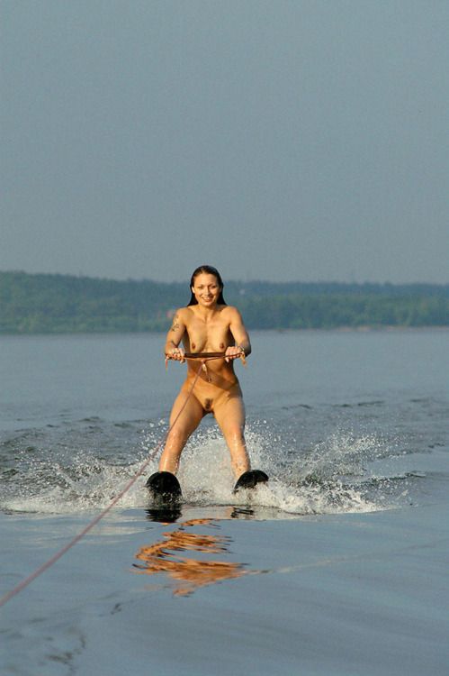 Shes Waterskiing Naked Nudeshots