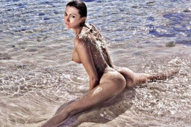 Roberta Mancino Spreads Pussyplease