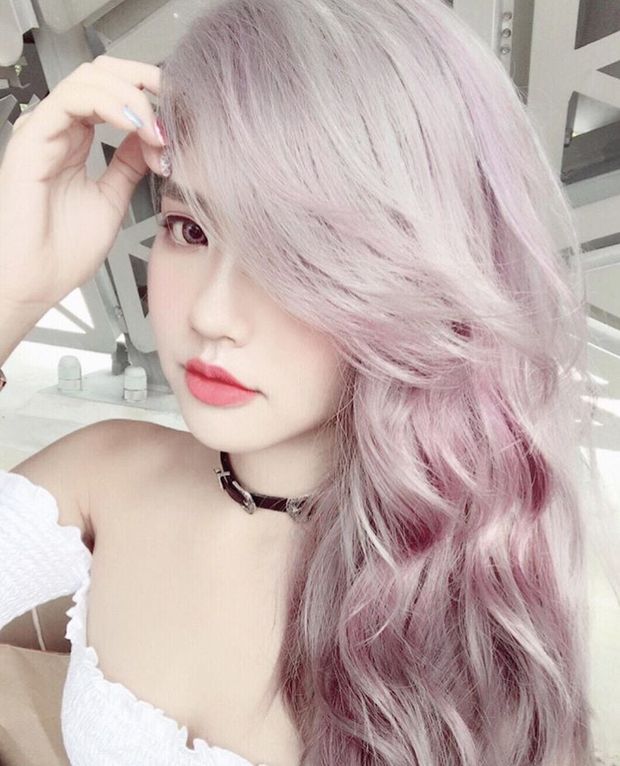 Real Life Anime Babe Peekyaboob