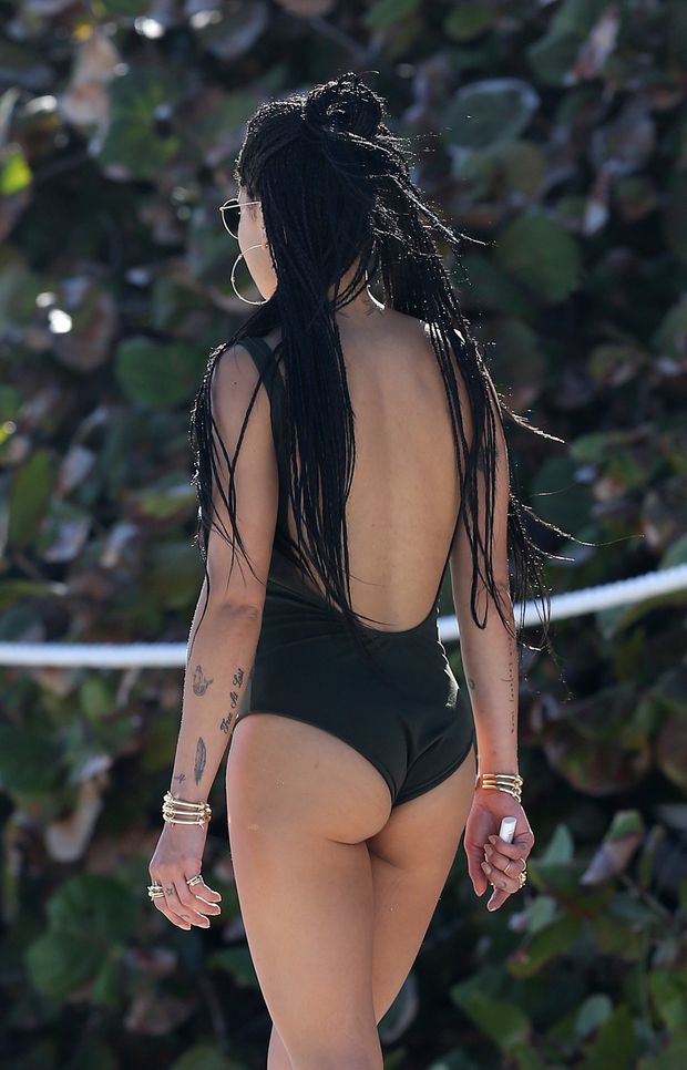 Zoe Kravitz In Bikini Body At The Beach Nudeshots