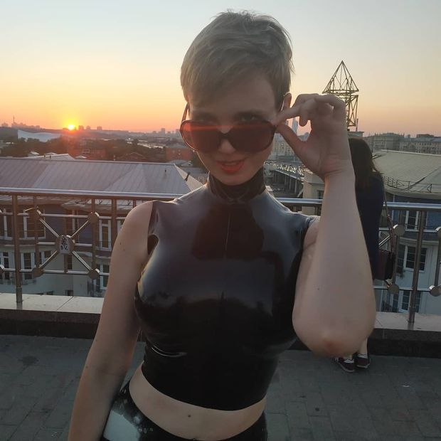 Shinny Hot Short Haired Babe Itibe