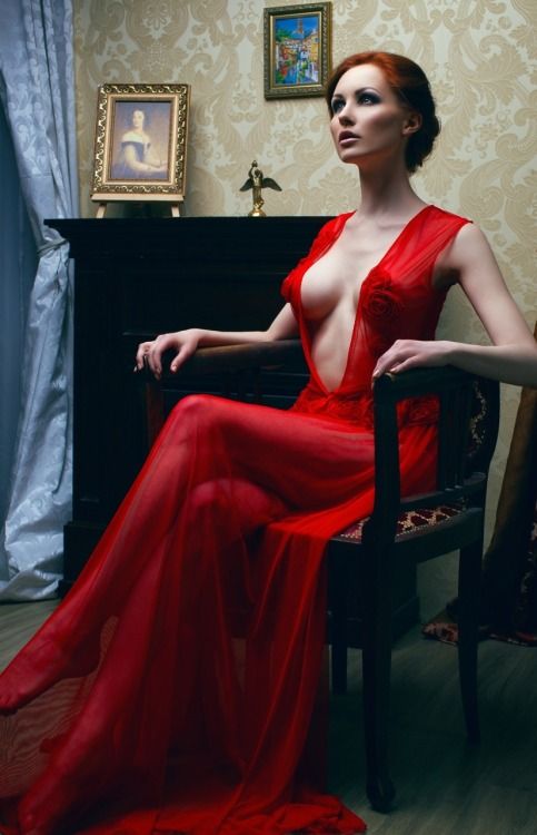 Big Cleavage In Red Dress Personne