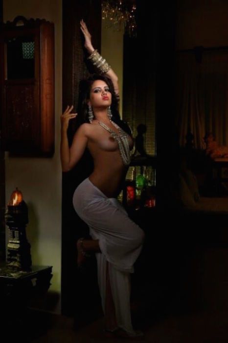 Model Posing Wisil
