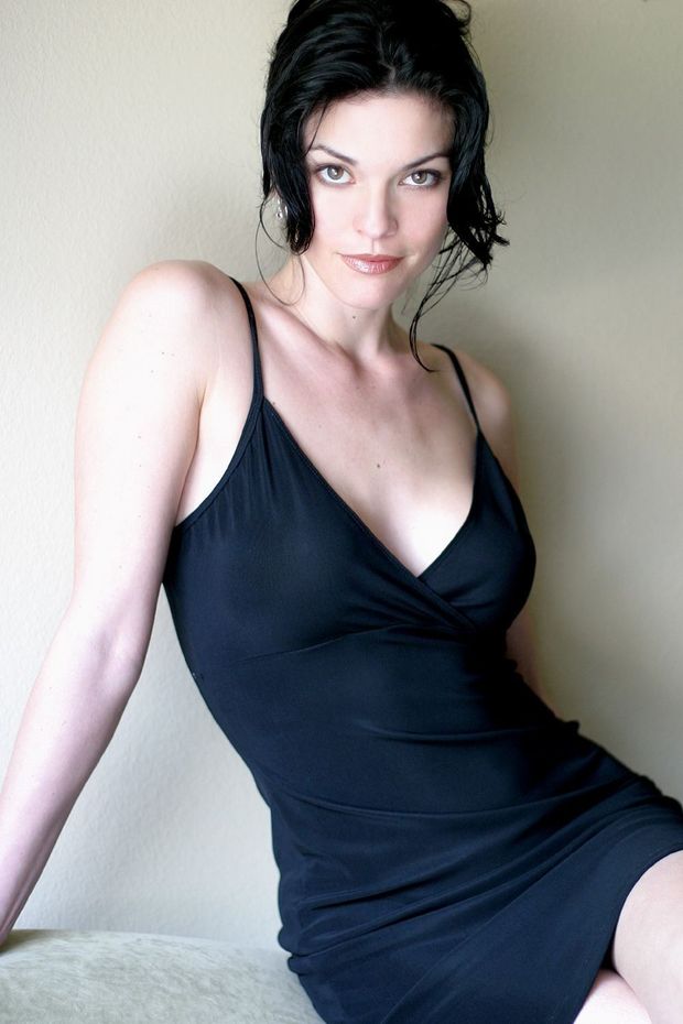 Alana De La Garza Redheadsanctuary