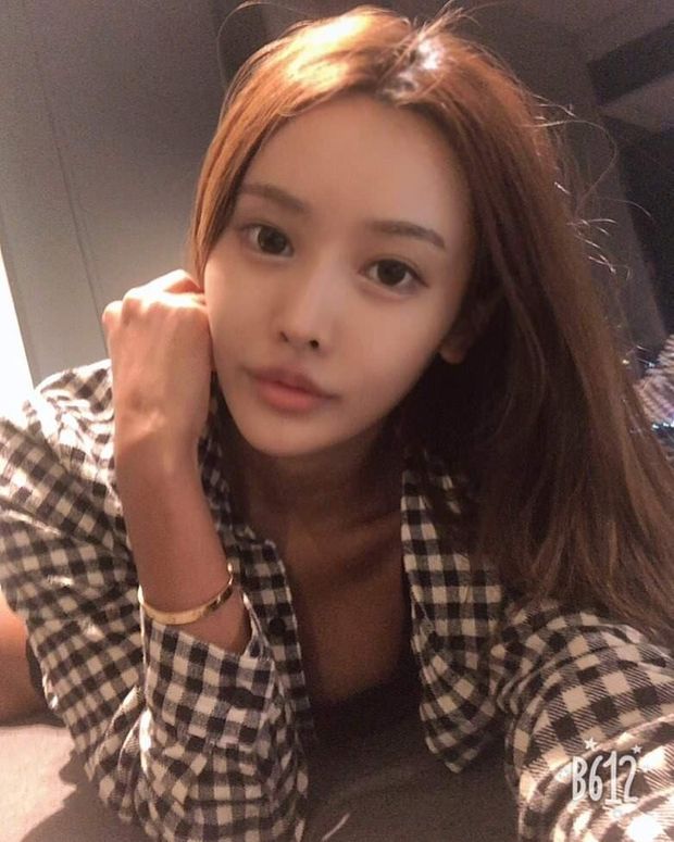 Sexy Asian Long Haired Babe Taking Selfie Mauricemanar