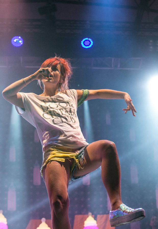 Lily Allen Panties View Up Her Shorts On Stage Celebcunt
