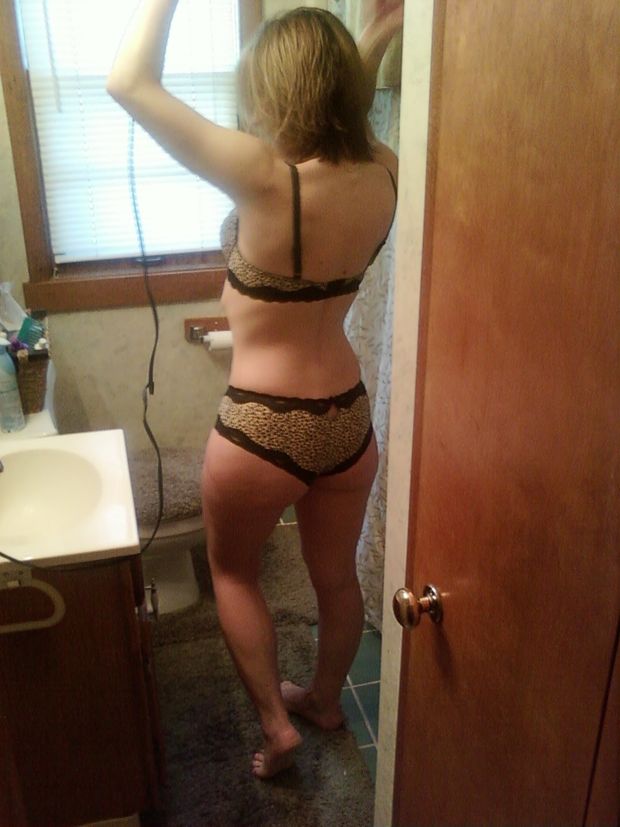 Sexy Milf Getting Ready For Fun Trainingher2