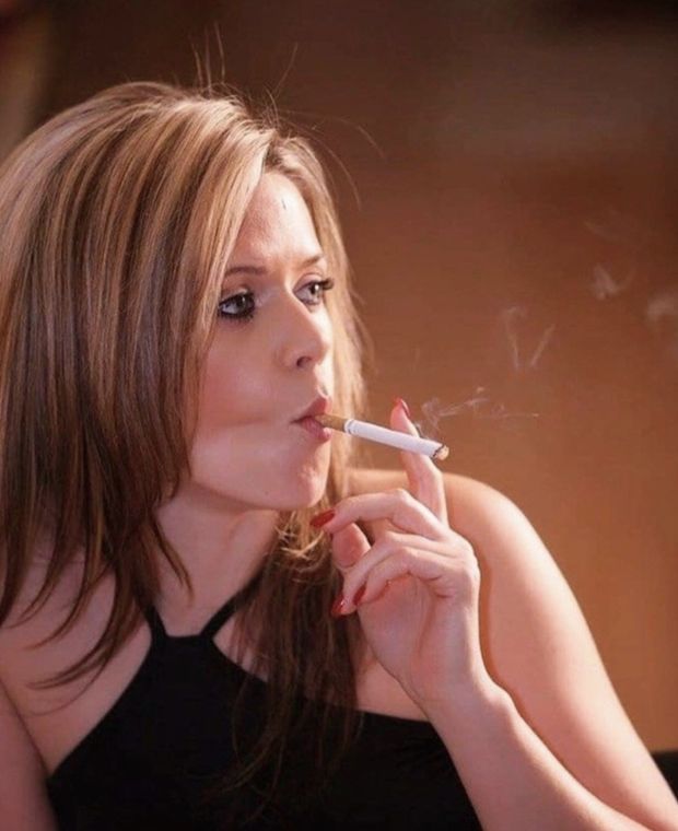 Ann Smoking Laddie4807