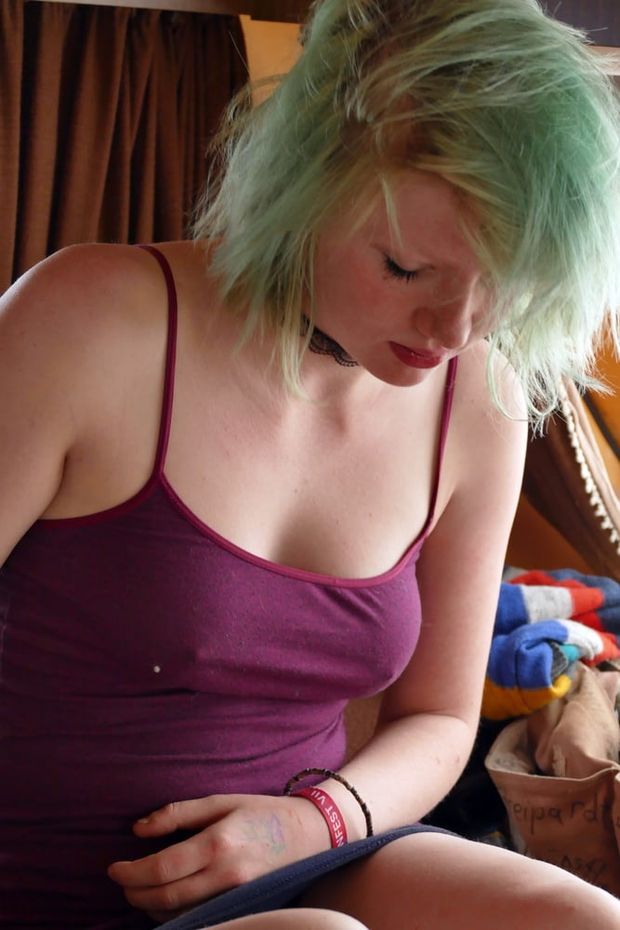 No Bra Hotsis