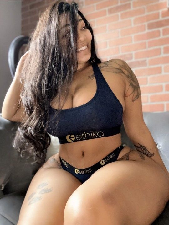 Light Skin Beauty In A Sports Bra Cufo510