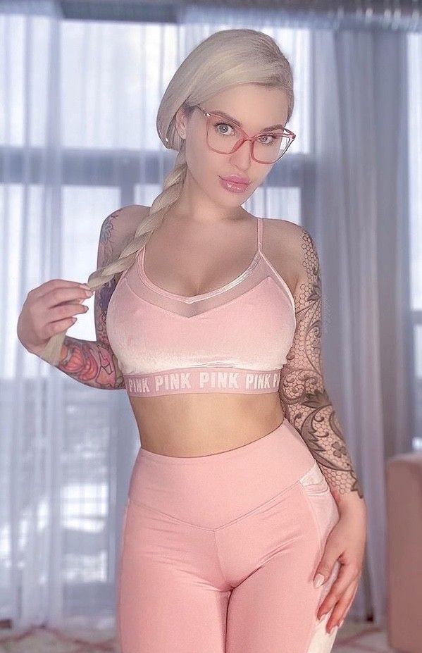 Sexy Blonde Wearing Glasses And Yoga Pants Fomoco