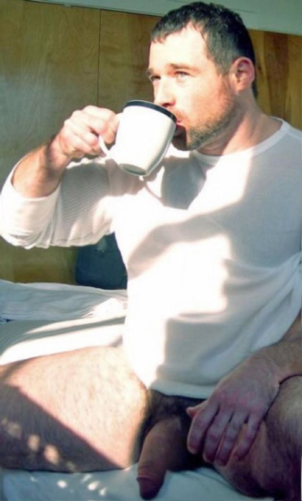 Homem Pelado Tomando Café Phnix