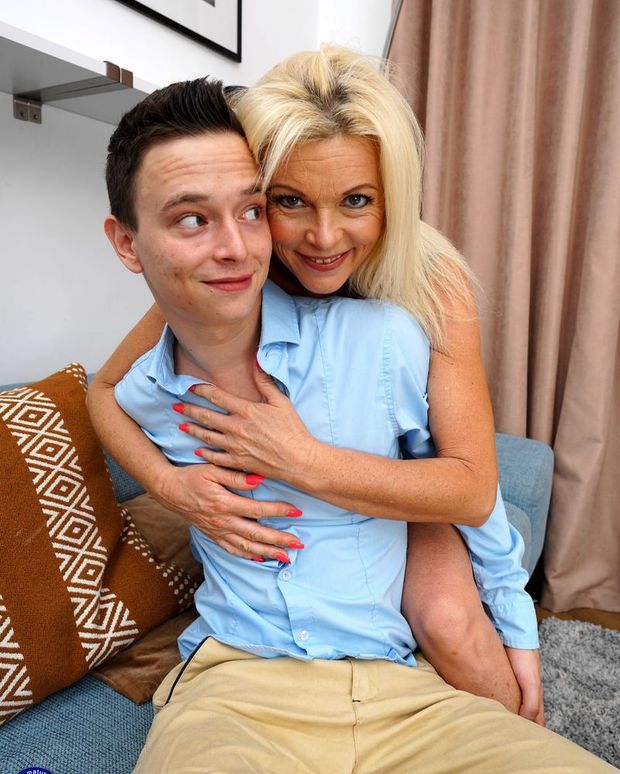 Starsza Pani Casey Szilvia Ma Ochotę Na Młode Sexxxyme