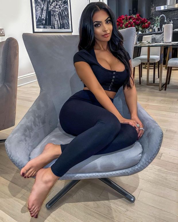 Modella Sexy Aneeqa Farid Deluca385
