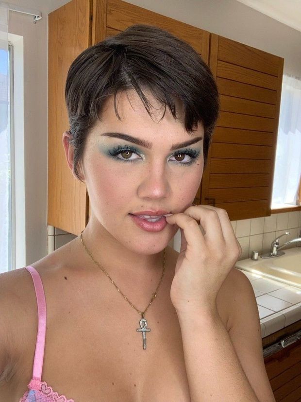 Daisy Taylor Bigbutshy