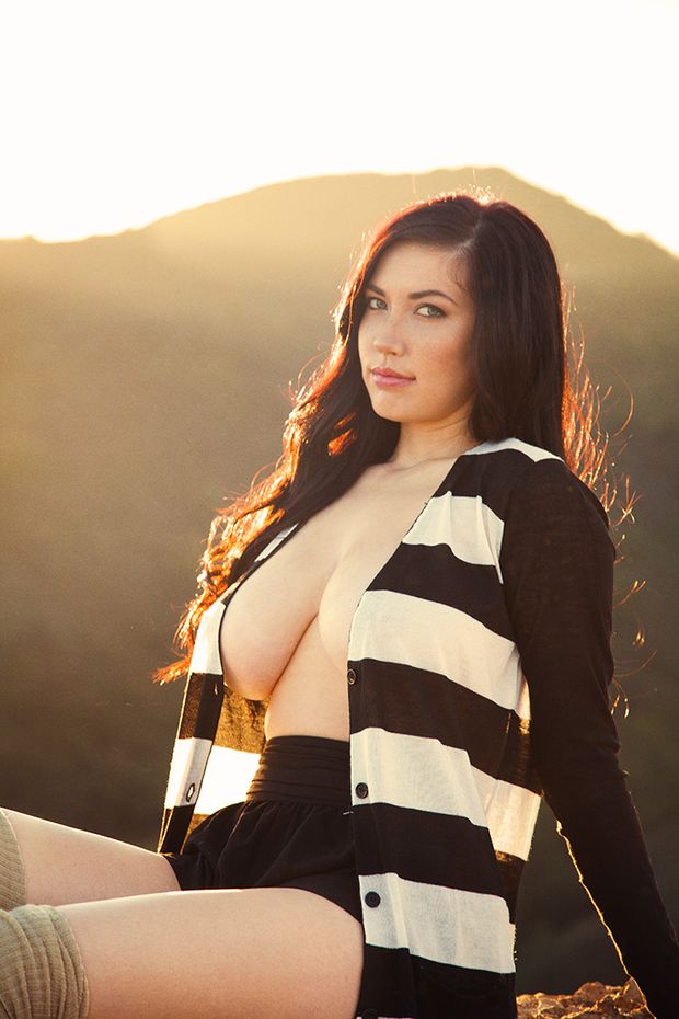 Big Tits Model Leolol