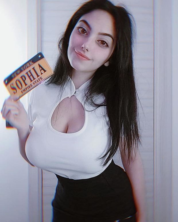 Sofia Mina Delle Cave Curiousandhorny