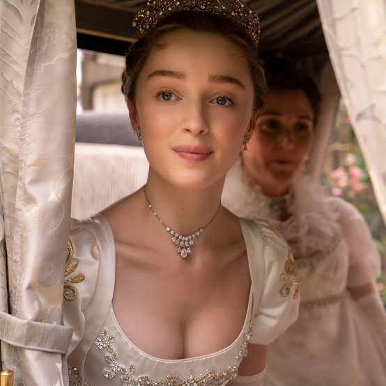 Phoebe Dynevor Lucyylo