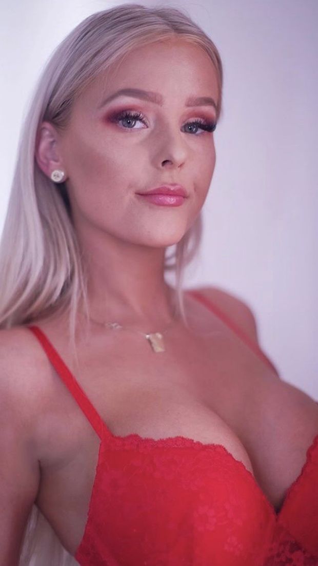 Hot Babe And Tits Zink37