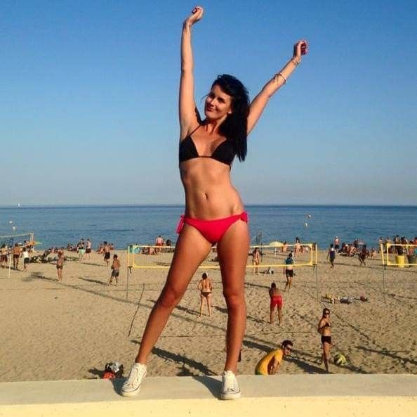 Dziewczyna W Bikini Angartyk