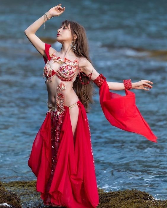 Asiatica Hermosa En Traje Tipico Freakaguila