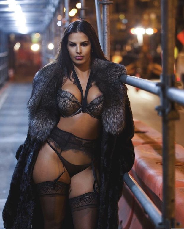 Abbonati 22k Sexy Babes In Coats And Lingerie Pedrogz