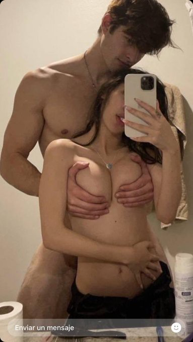 Couple Posing For The Selfie Cufo510