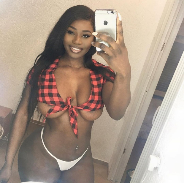 Joyce Appia Underboob Selfie Cufo510