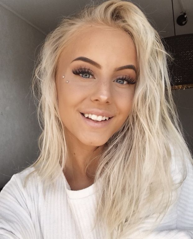 Pretty Blue Eyes Hairpullin