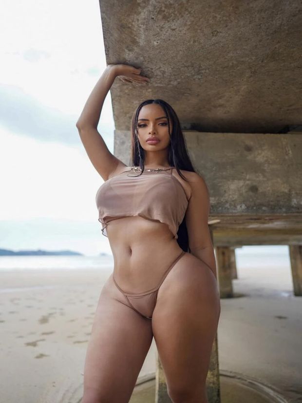 Thicc Light Skin Bimbo Lewdcaptions10