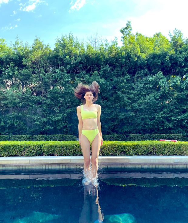 Alexandra Daddario Yellow Bikini Rider8344