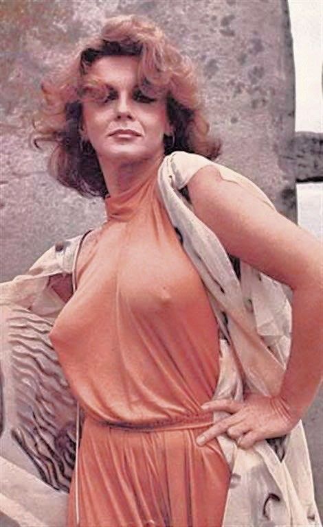 A Photographer Asks Ann Margaret To Pose With Evil Sexyazannie 