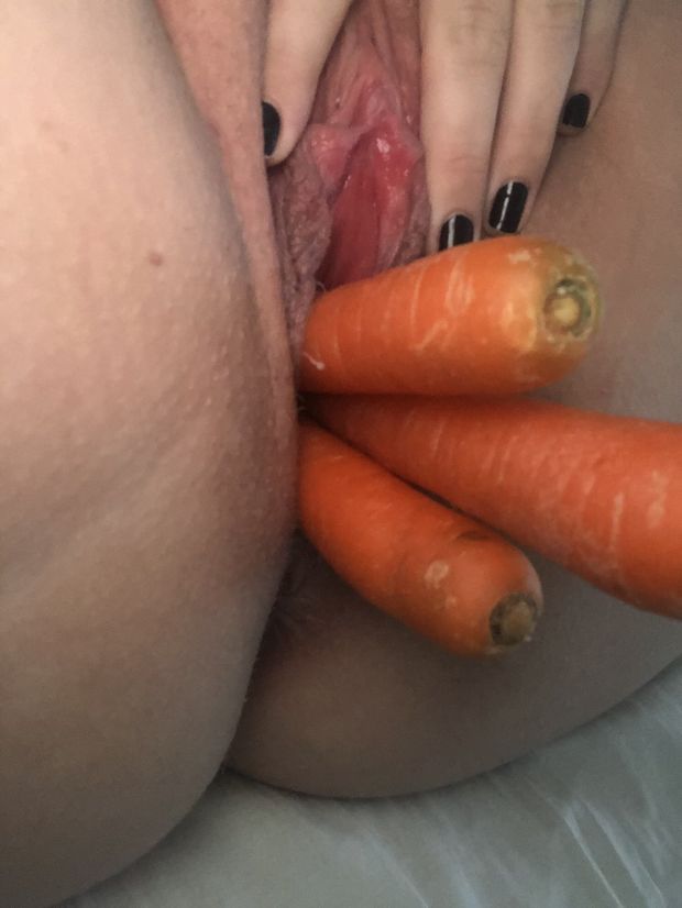 Slut Fucks Carrots Harlenwulfing
