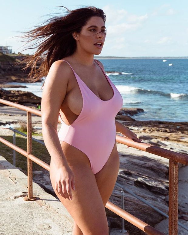Jessica Vander Leahy Thicc Sideboob In One Piece Someboredguyok