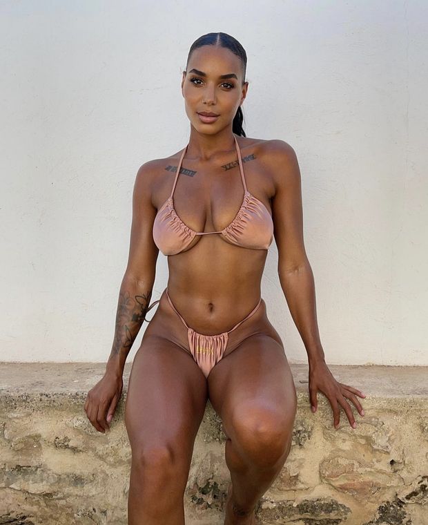 Stunning Ebony Queen Ettadevil